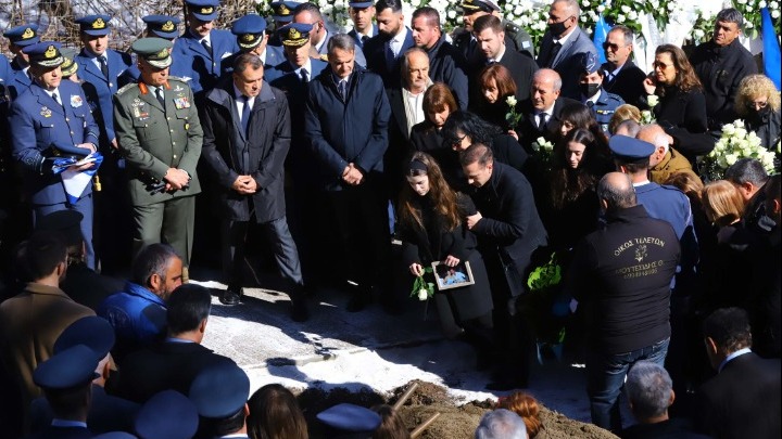 Βαθιά συγκίνηση και βουβός πόνος στην κηδεία του κυβερνήτη του μοιραίου ...